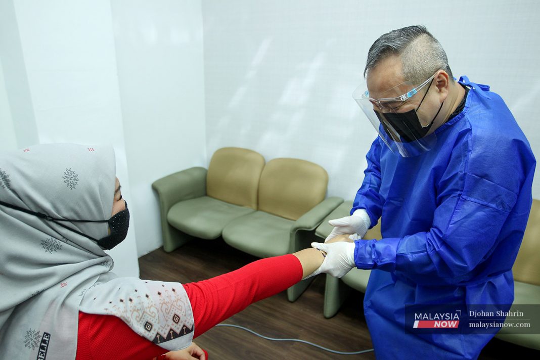 A session with the bone-setting master | MalaysiaNow