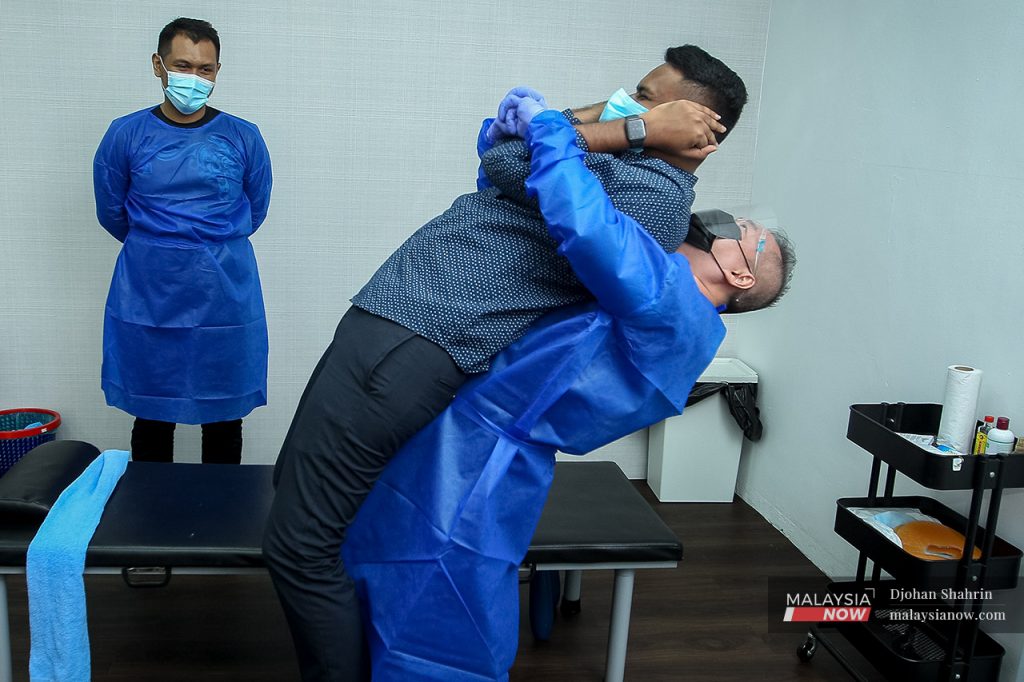 A session with the bone-setting master | MalaysiaNow