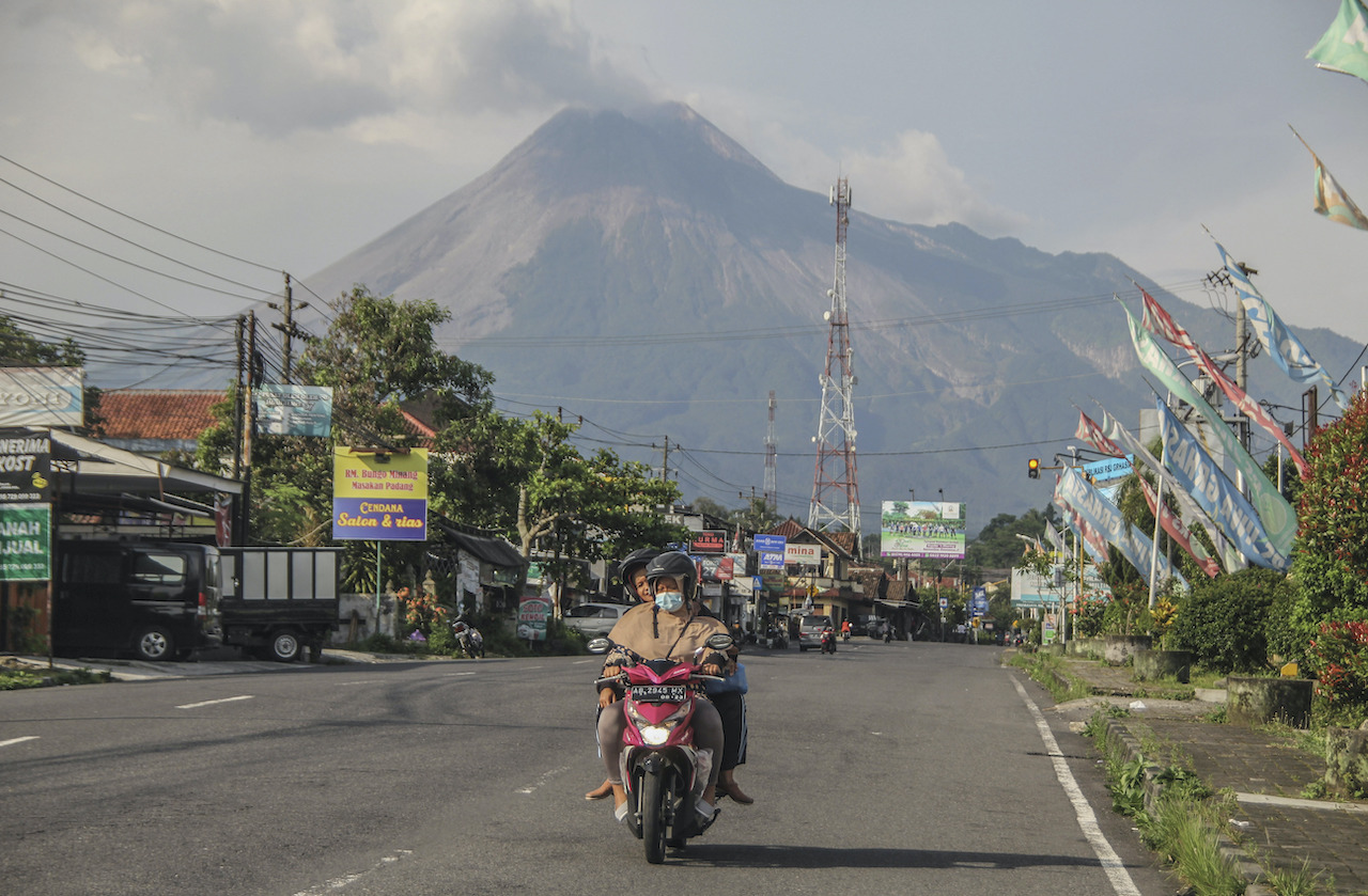 Mount Merapi may be coming to the boil – local Javans evacuated ...