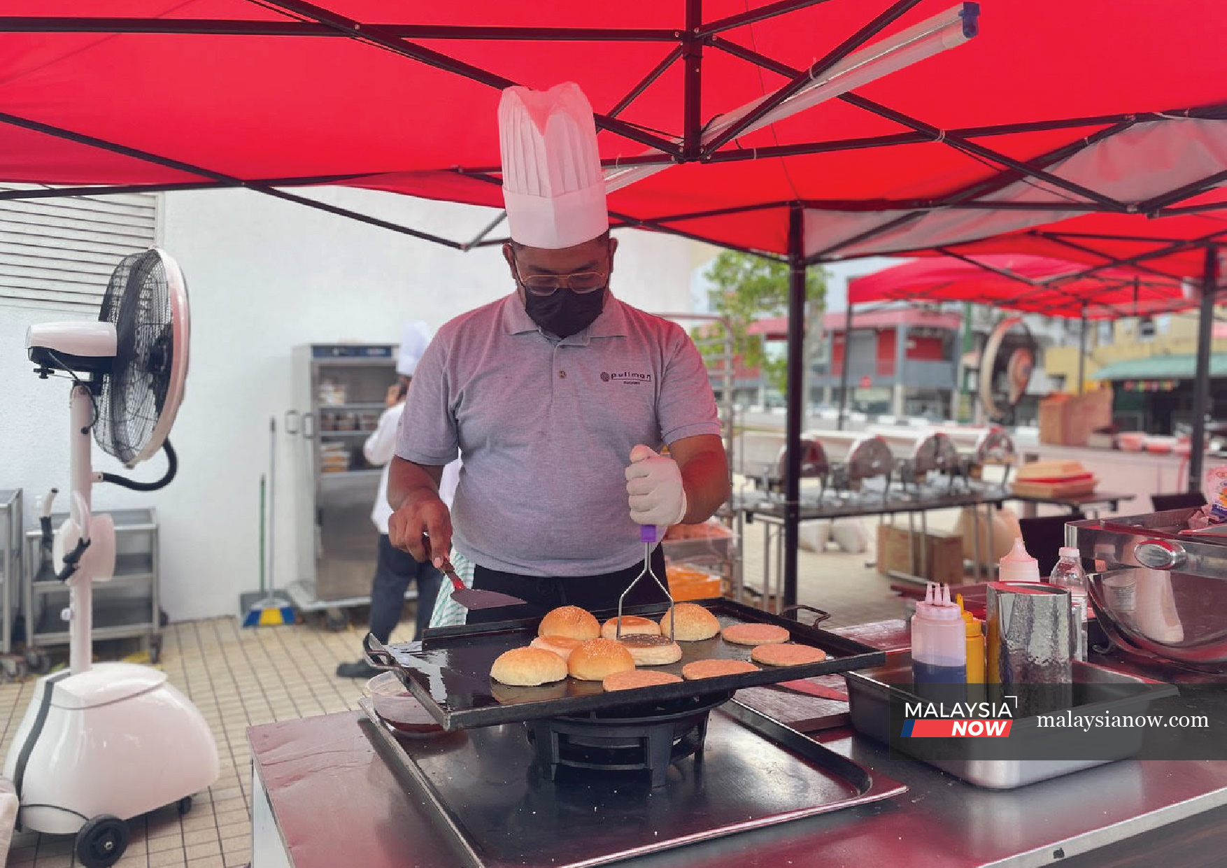 Restoran hotel lima bintang di Kuching beralih ke jalanan selepas ...