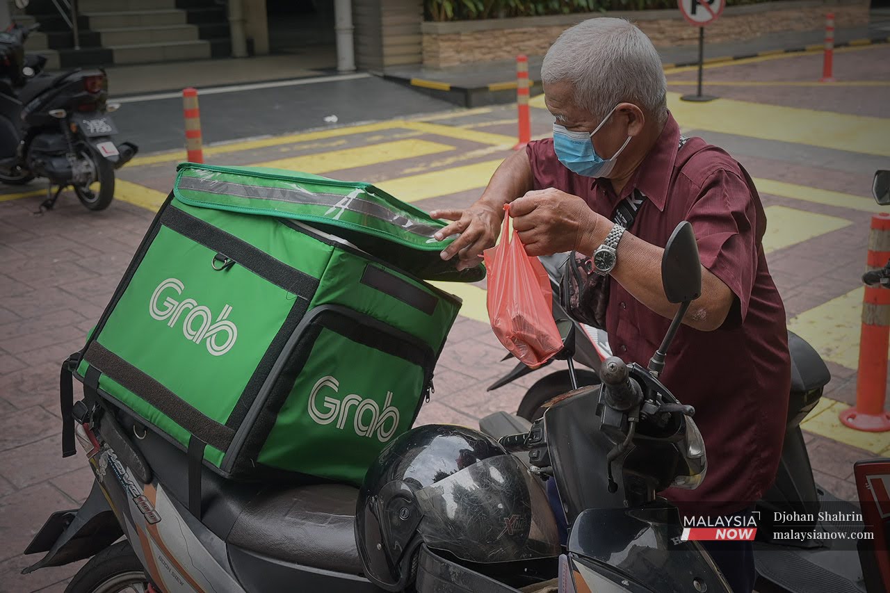 Age is just a number for senior citizen Grab food rider | MalaysiaNow