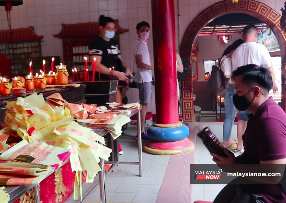 At Sarawak temple, Malay father and son serve up vegetarian meals for ...