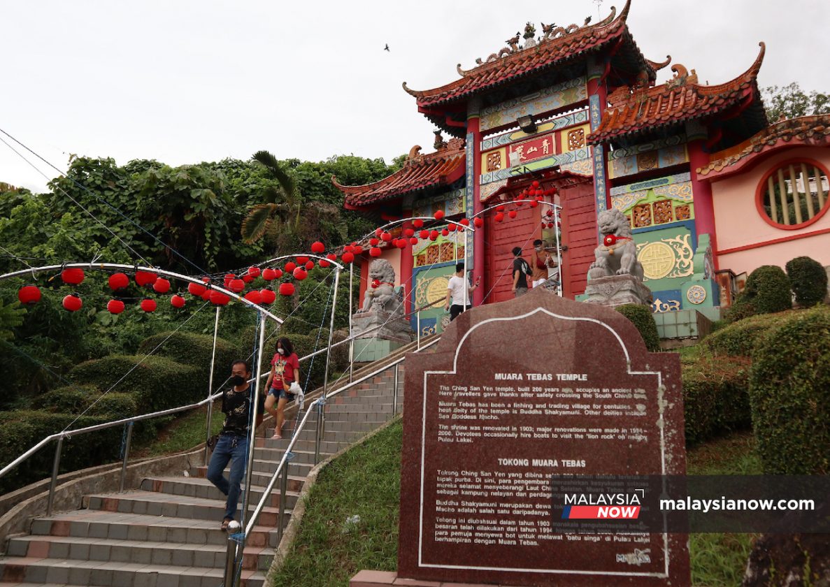 At Sarawak temple, Malay father and son serve up vegetarian meals for ...
