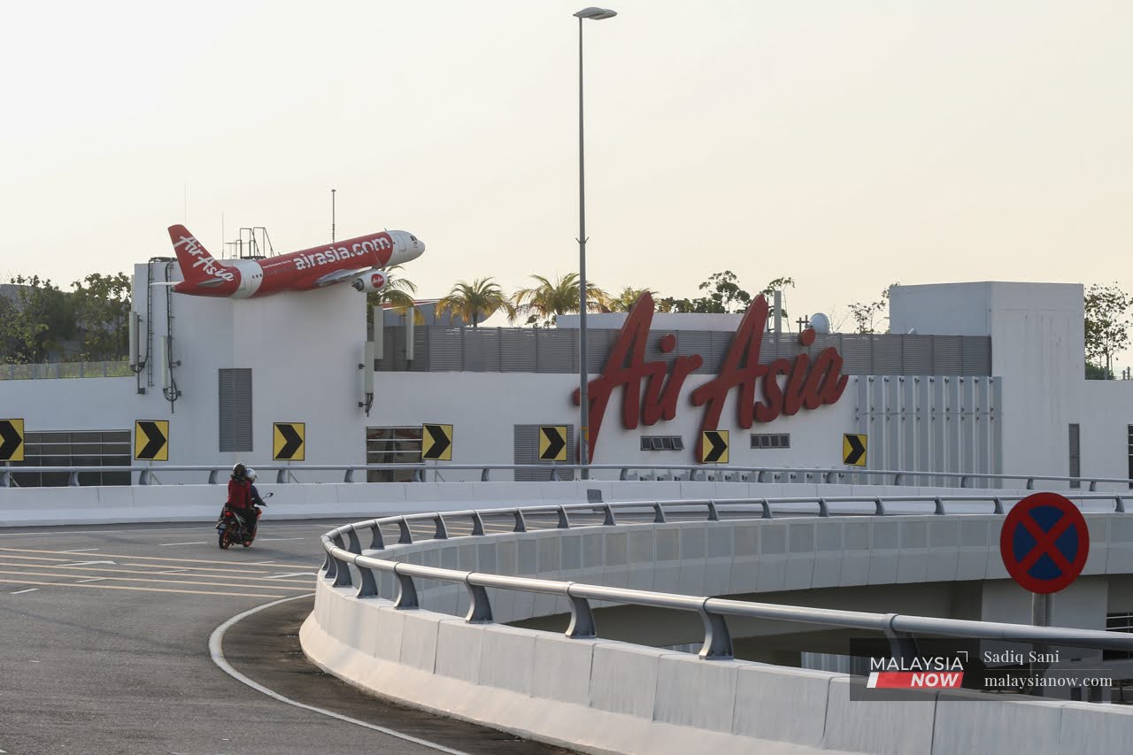 AirAsia batal kenaikan fi daftar masuk selepas campur tangan Mavcom ...