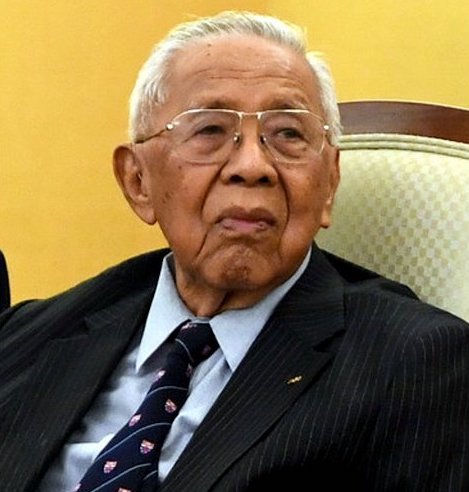 Former defence minister Tengku Ahmad Rithauddeen dies | MalaysiaNow