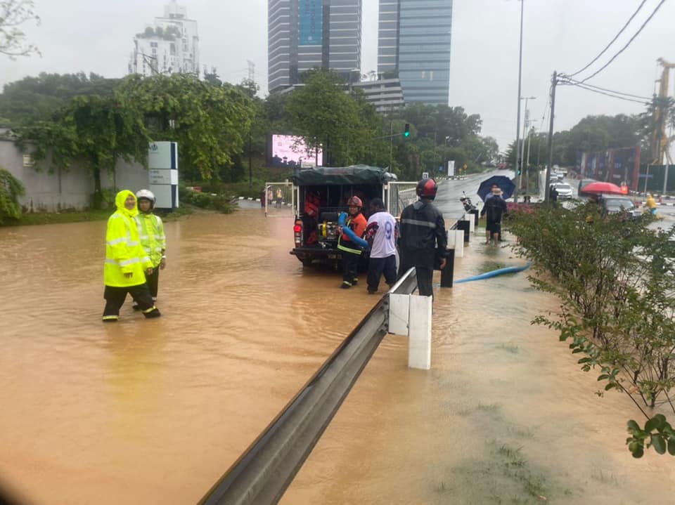 Banjir kilat landa KL selepas hujan lebat | MalaysiaNow